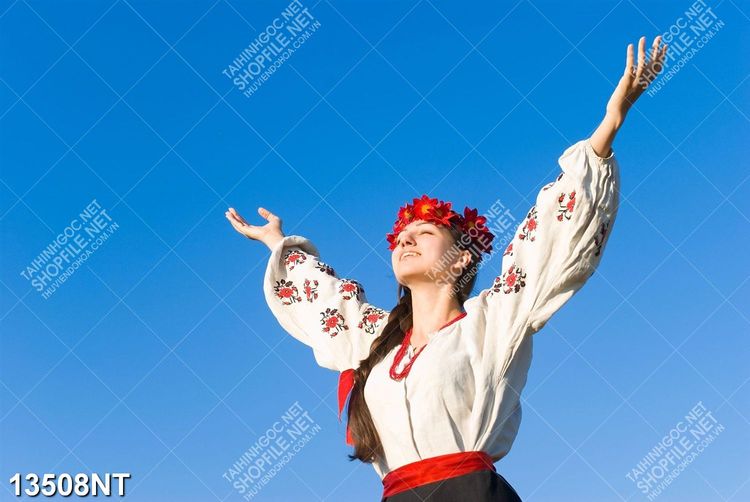 Tranh cô gái đứng dang tay